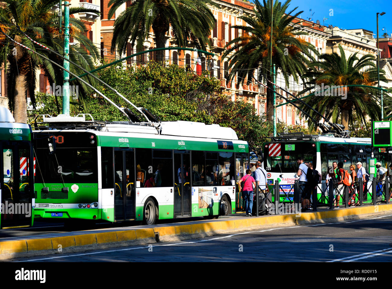Italian bus -Fotos und -Bildmaterial in hoher Auflösung – Alamy