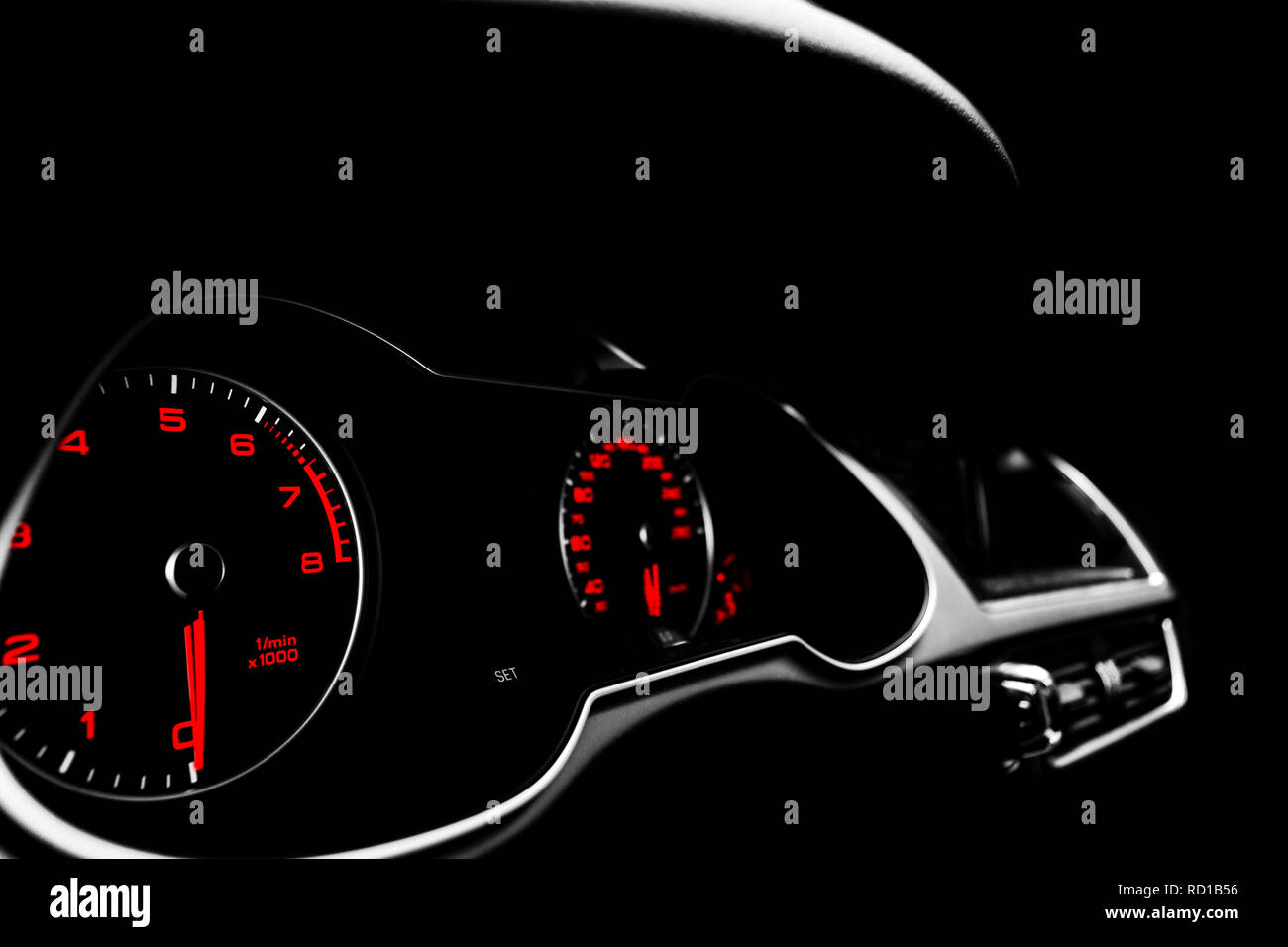 Nahaufnahme von einem Tachometer im Auto. Das Armaturenbrett. Dashboard ...