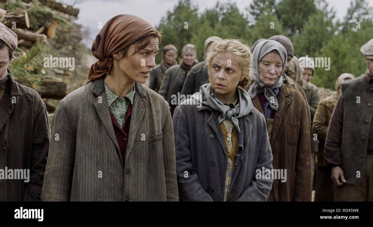 Asche IM SCHNEE, (aka TARP PILKU DEBESU), von links: Lisa Loven Kongsli ...