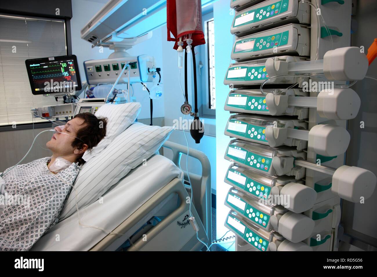 Patient in ein spezielles Bett, künstliche Atmung durch die Nase ...