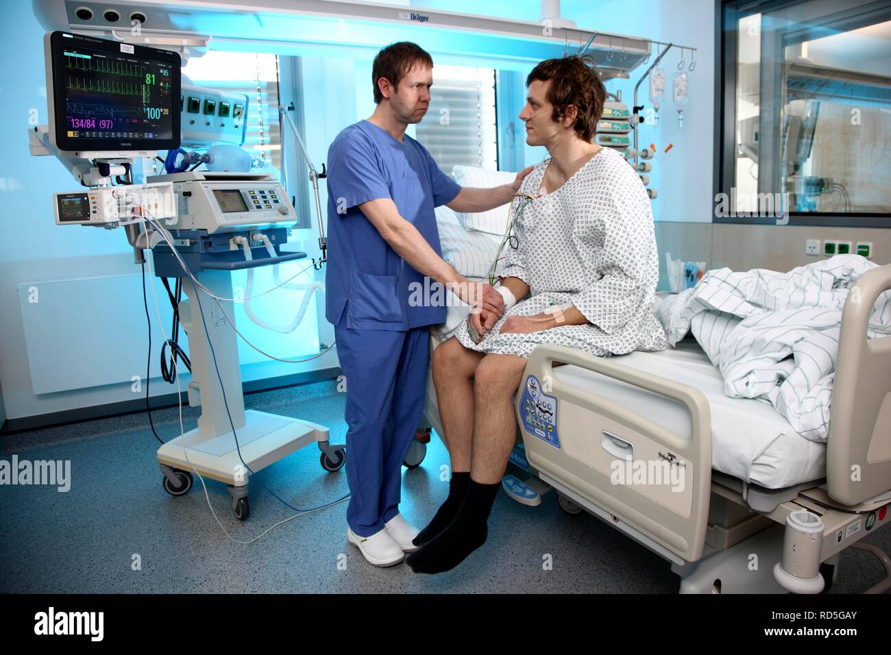 Krankenschwester auf der intensivstation -Fotos und -Bildmaterial in ...