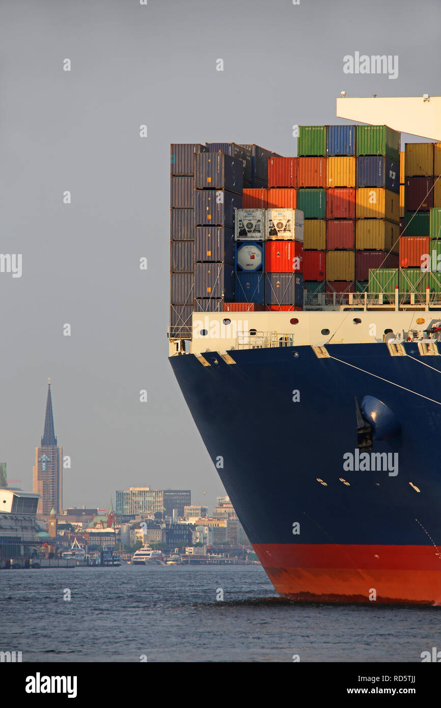 Containerschiffe im hamburger hafen -Fotos und -Bildmaterial in hoher ...