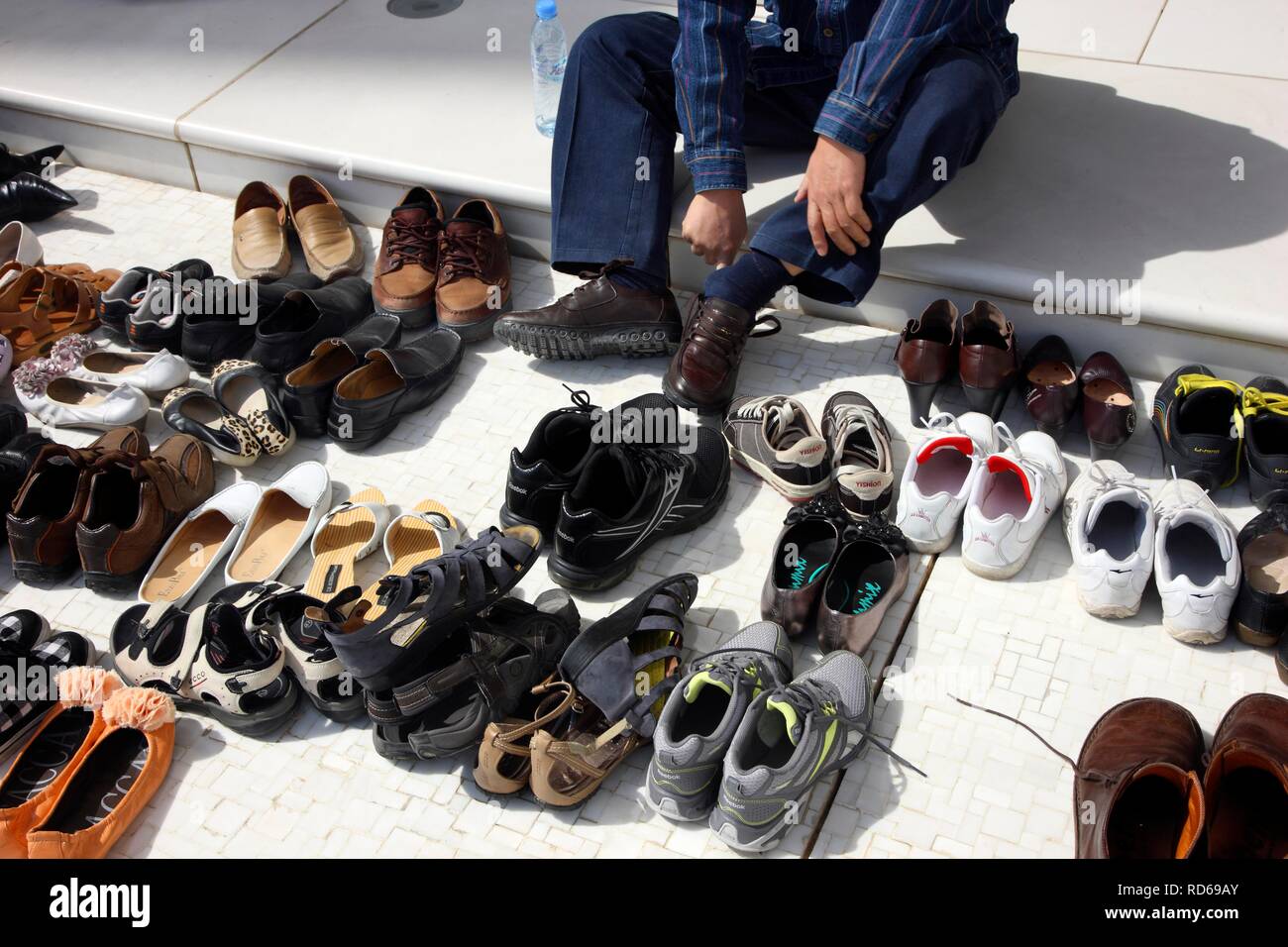 Shoes in front mosque -Fotos und -Bildmaterial in hoher Auflösung – Alamy