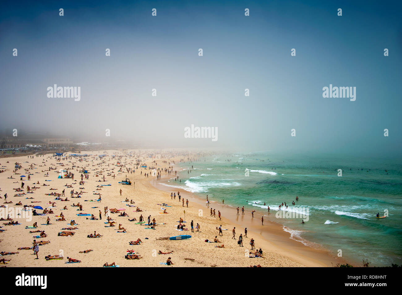 Meer Nebel umhüllt die Szene am Bondi Beach, Sydney, NSW, Australien ...