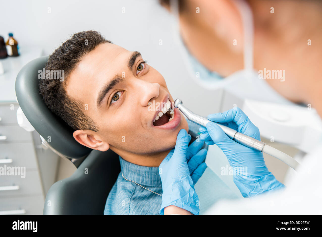 Female dentist drilling -Fotos und -Bildmaterial in hoher Auflösung – Alamy