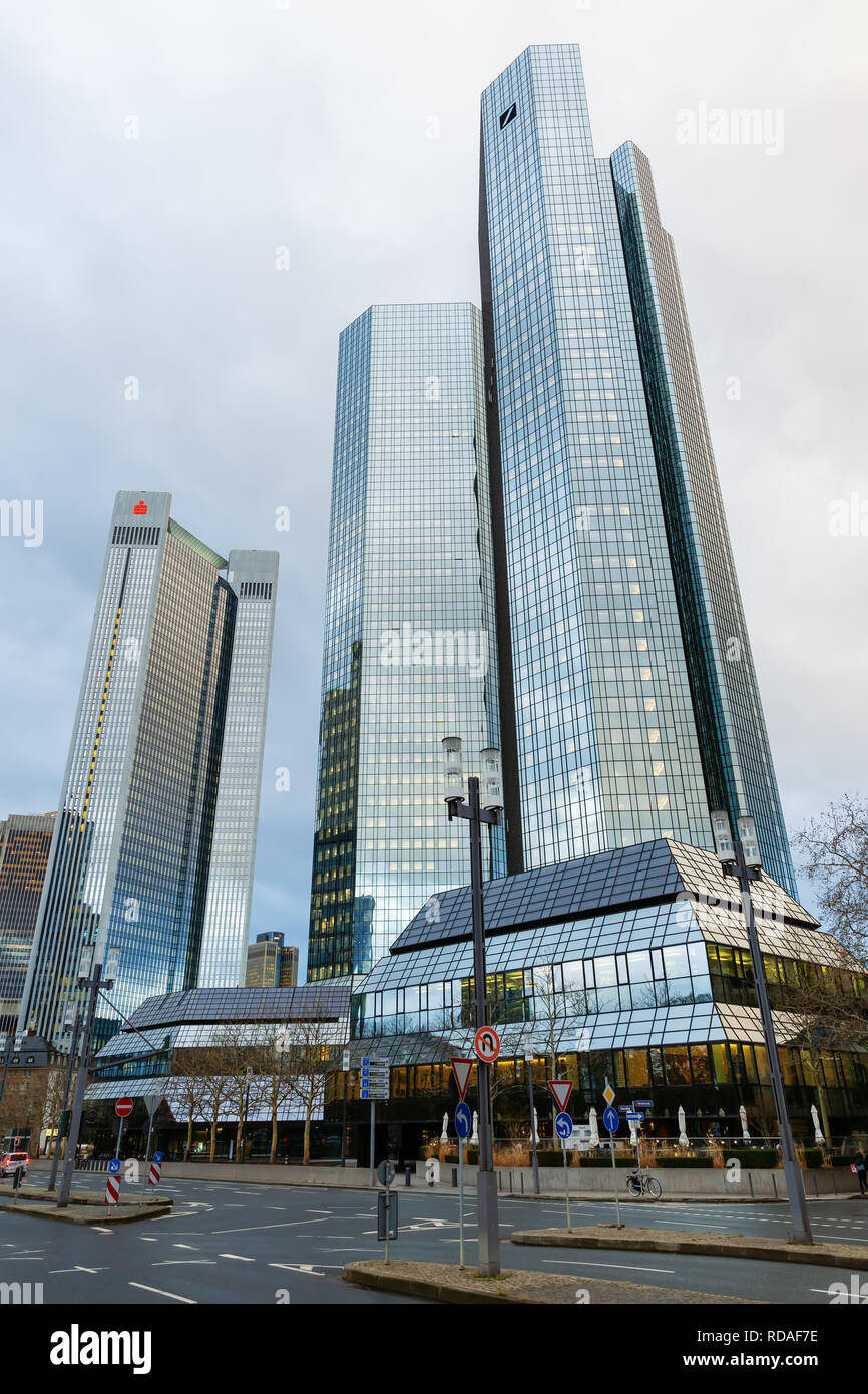 Deutsche bank twin towers -Fotos und -Bildmaterial in hoher Auflösung ...