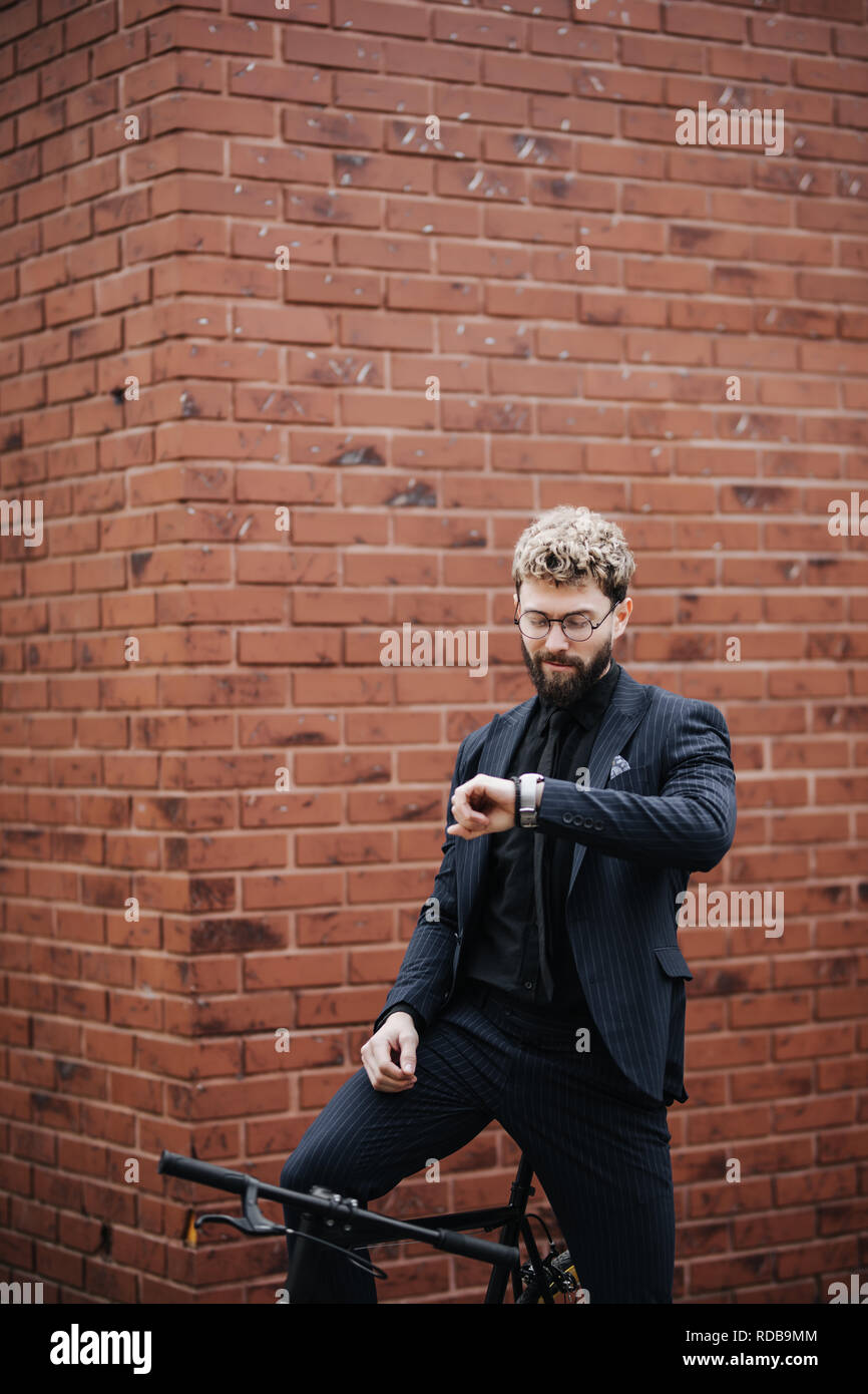 Mann Zur Arbeit Gehen Stockfotos und -bilder Kaufen - Alamy