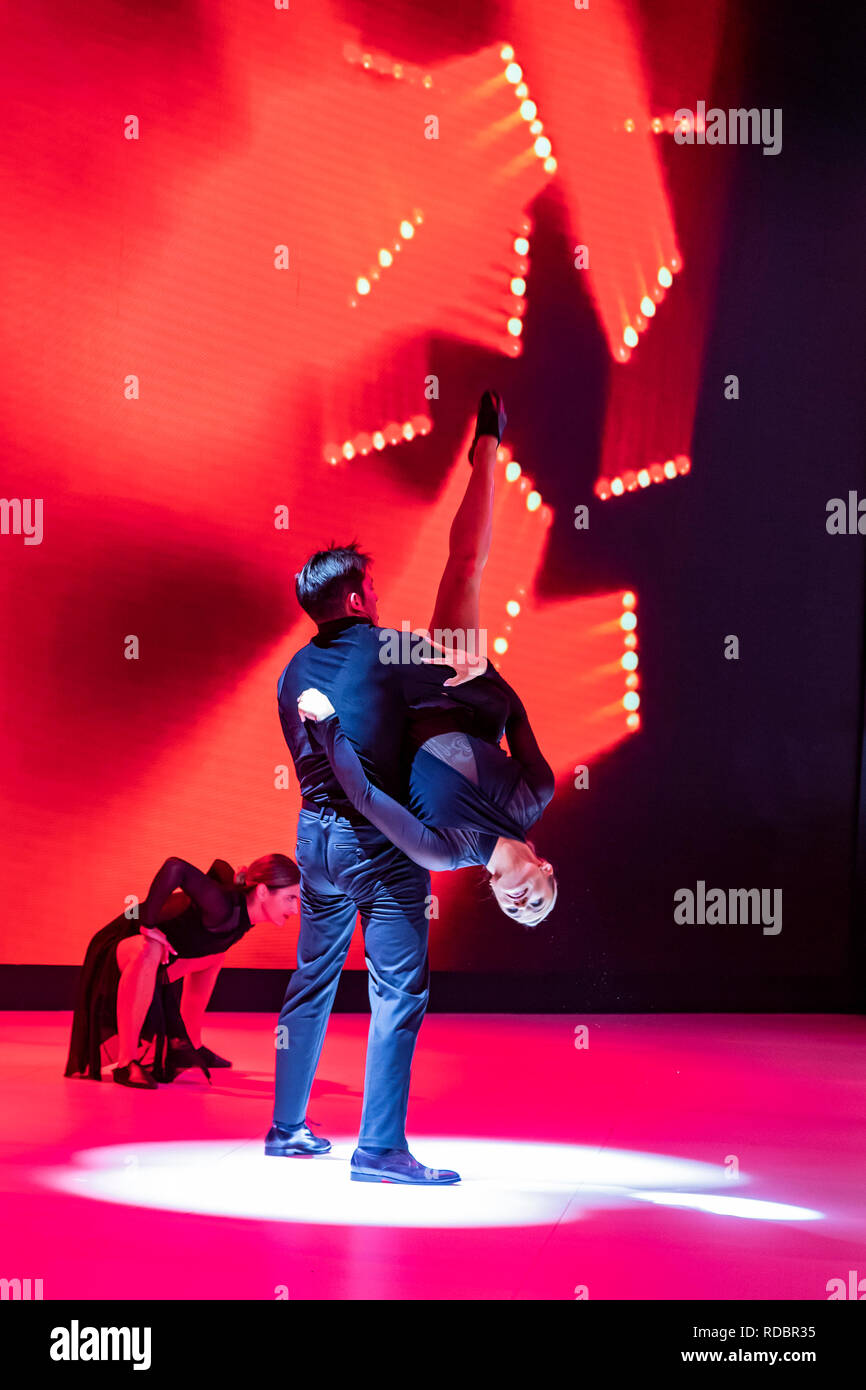 Detroit, Michigan - Tänzer als GAC Motor bereitet seine Entranze ...