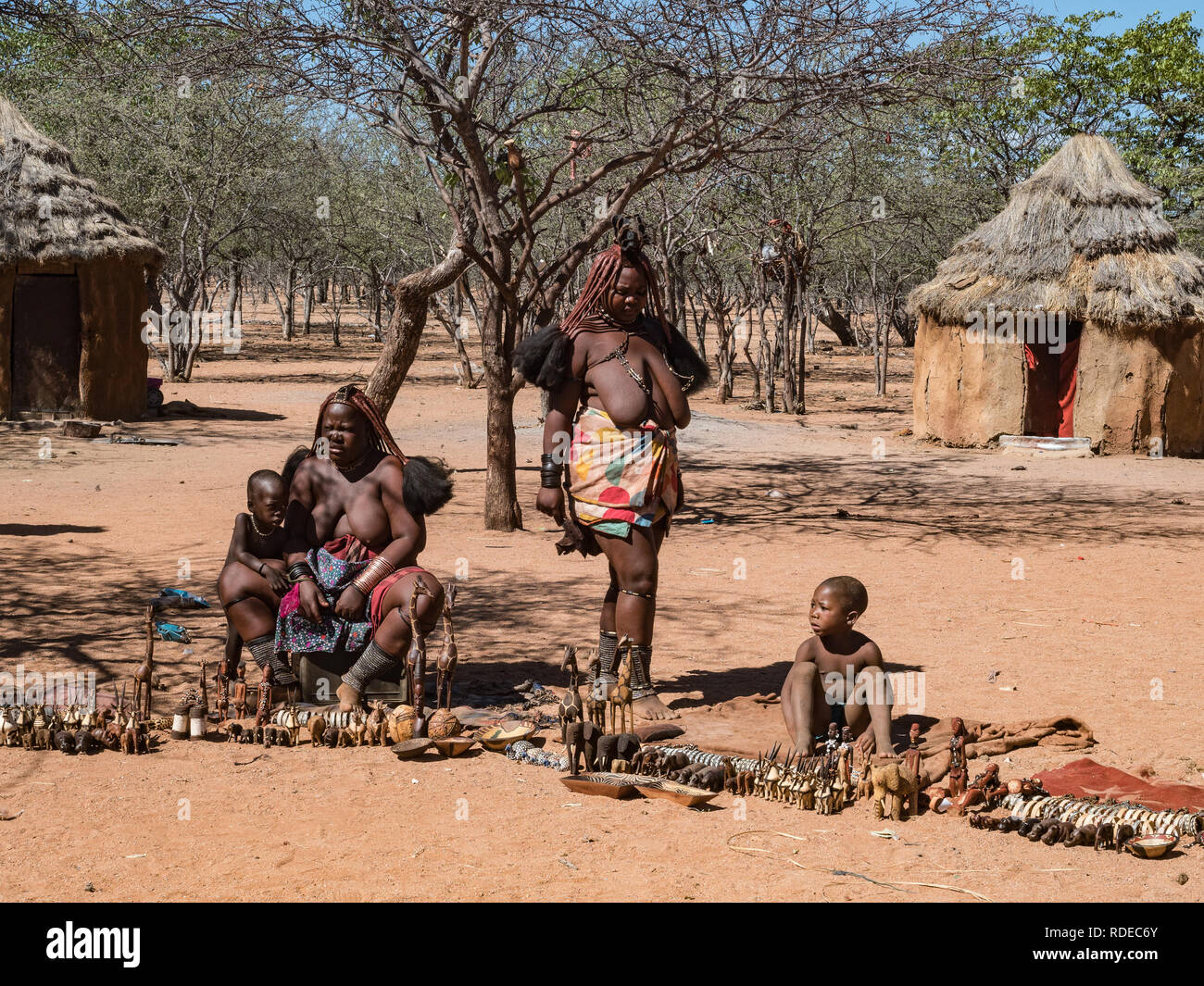 NAMIBIA, KAMANJAB, 4. Dezember 2018, Himba Frau mit Kind, in der ...