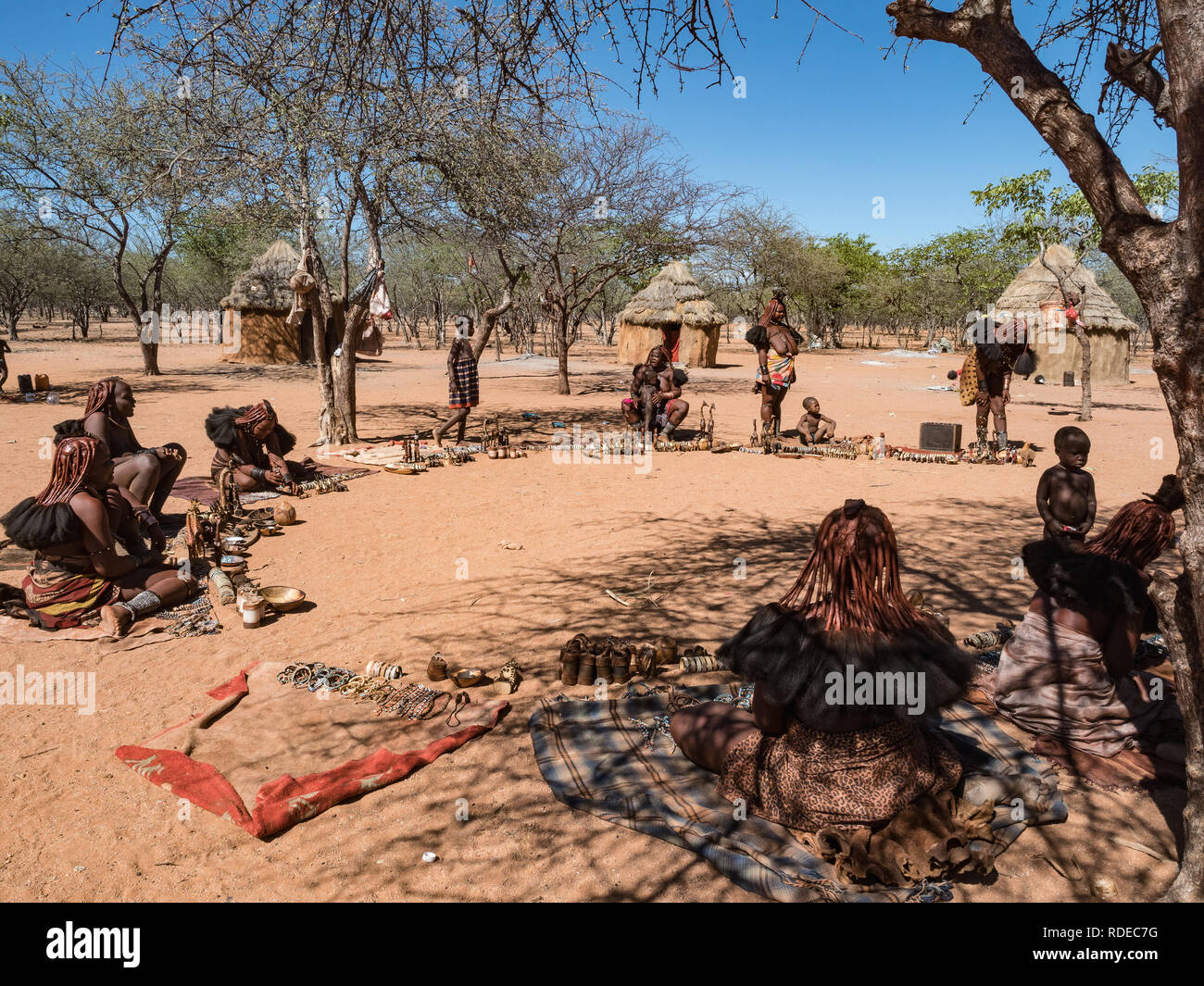 NAMIBIA, KAMANJAB, 4. Dezember 2018, Himba Frau mit Kind, in der ...