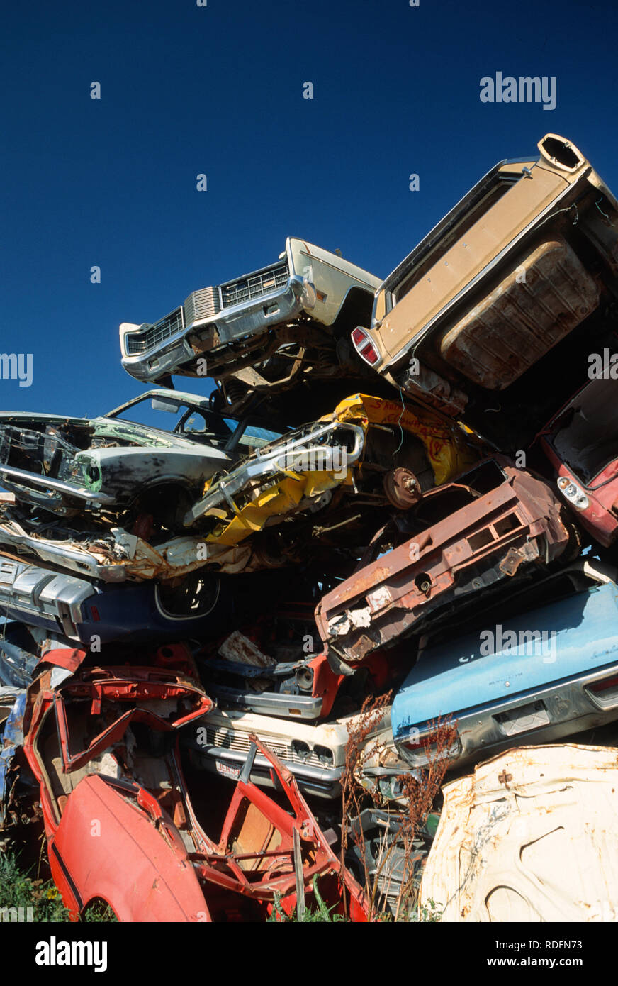 Schrottplatz mit alten uns autos -Fotos und -Bildmaterial in hoher ...