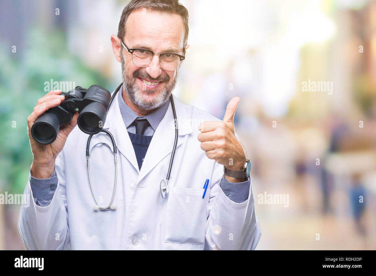 Mittleres Alter senior hoary Arzt Mann schaut durch ein Fernglas ...