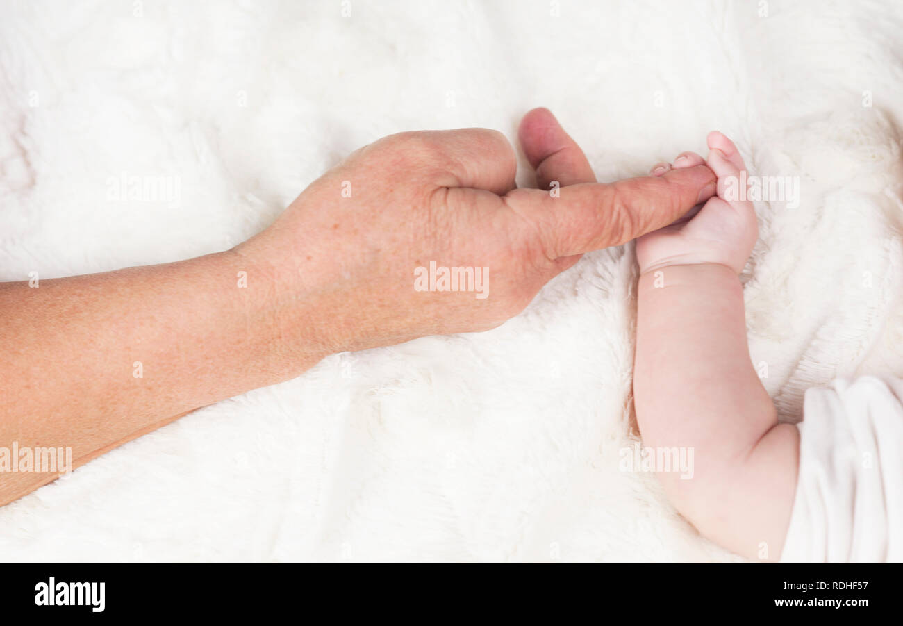 Der Unterschied zwischen den Generationen in den Händen, die Großmutter ...