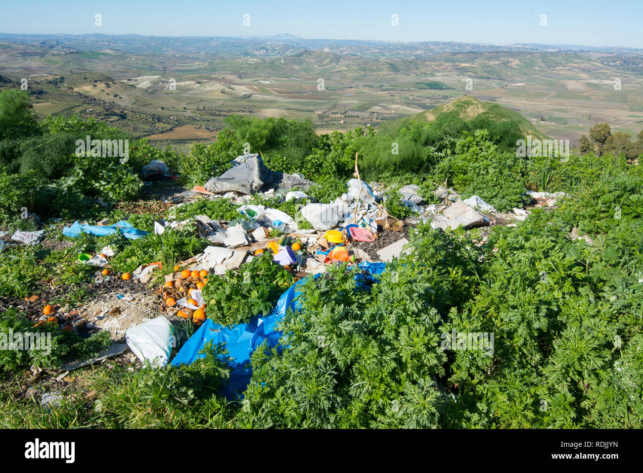 Müll auf dem lande -Fotos und -Bildmaterial in hoher Auflösung – Alamy