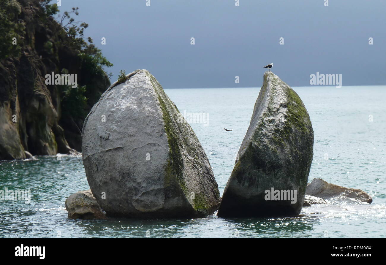 Split apple beach -Fotos und -Bildmaterial in hoher Auflösung – Alamy