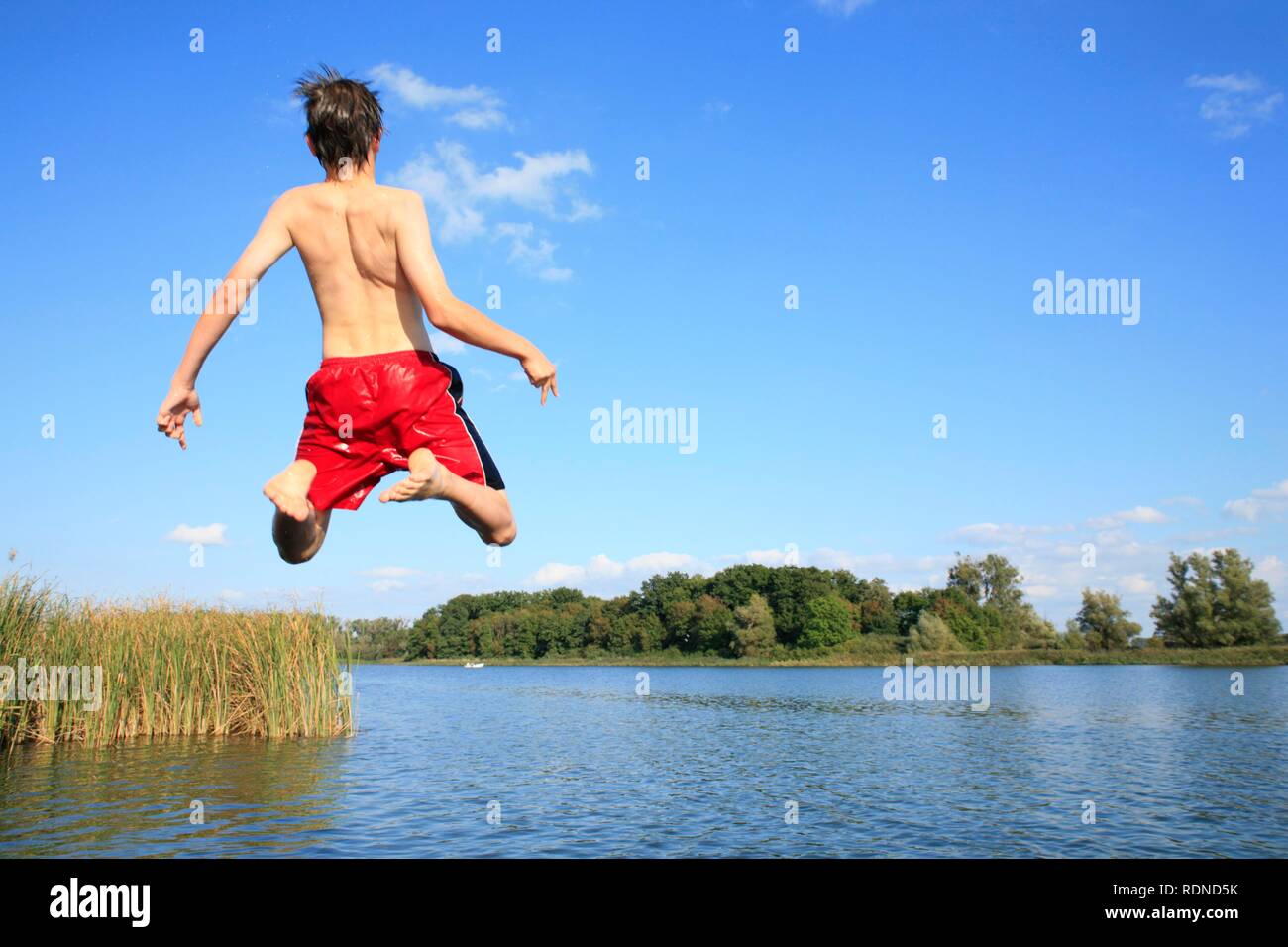 Junge kind springen abspringen -Fotos und -Bildmaterial in hoher ...