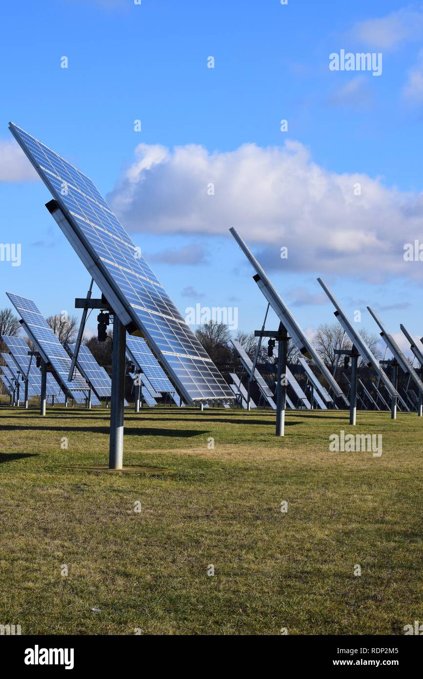 Stand solar panel -Fotos und -Bildmaterial in hoher Auflösung – Alamy