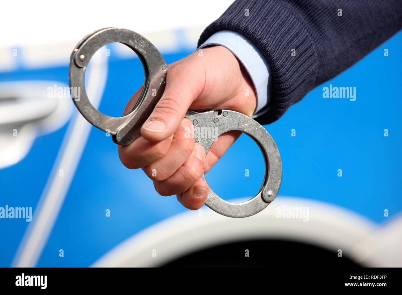 Handschellen polizeiauto -Fotos und -Bildmaterial in hoher Auflösung ...