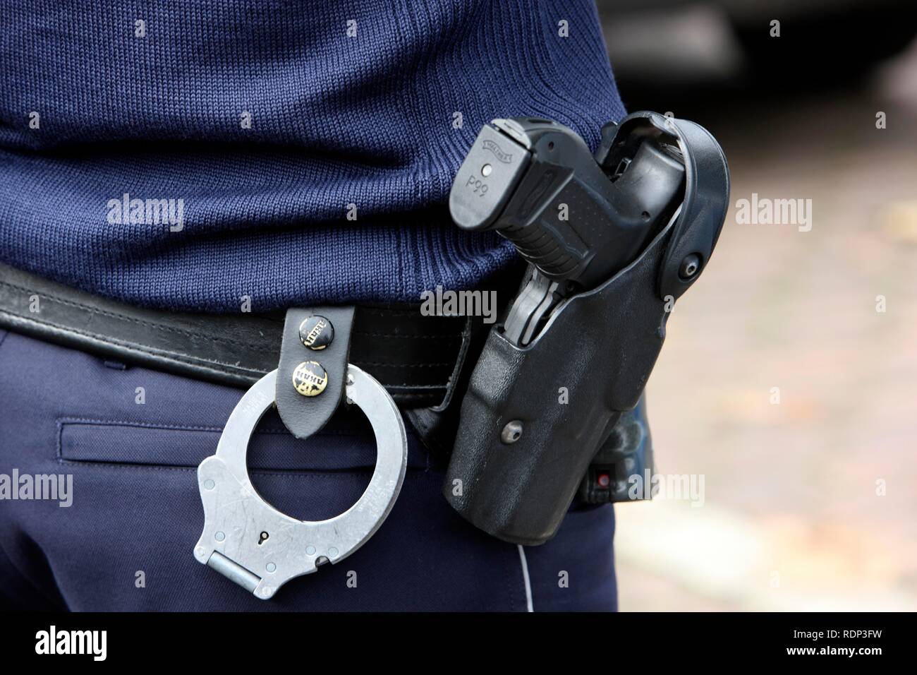 Polizei, Polizei mit Handschellen und service Waffe, Walther P99, in ...