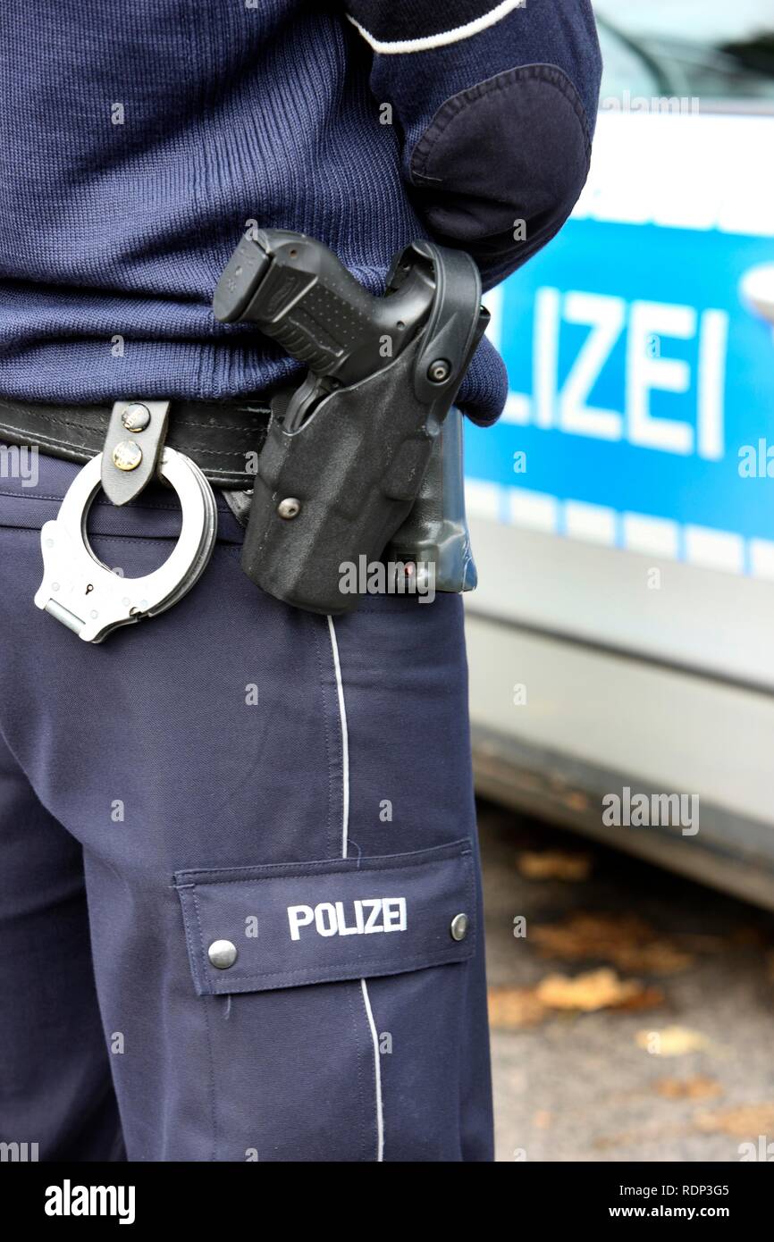 Polizei feuerwaffen auto -Fotos und -Bildmaterial in hoher Auflösung ...