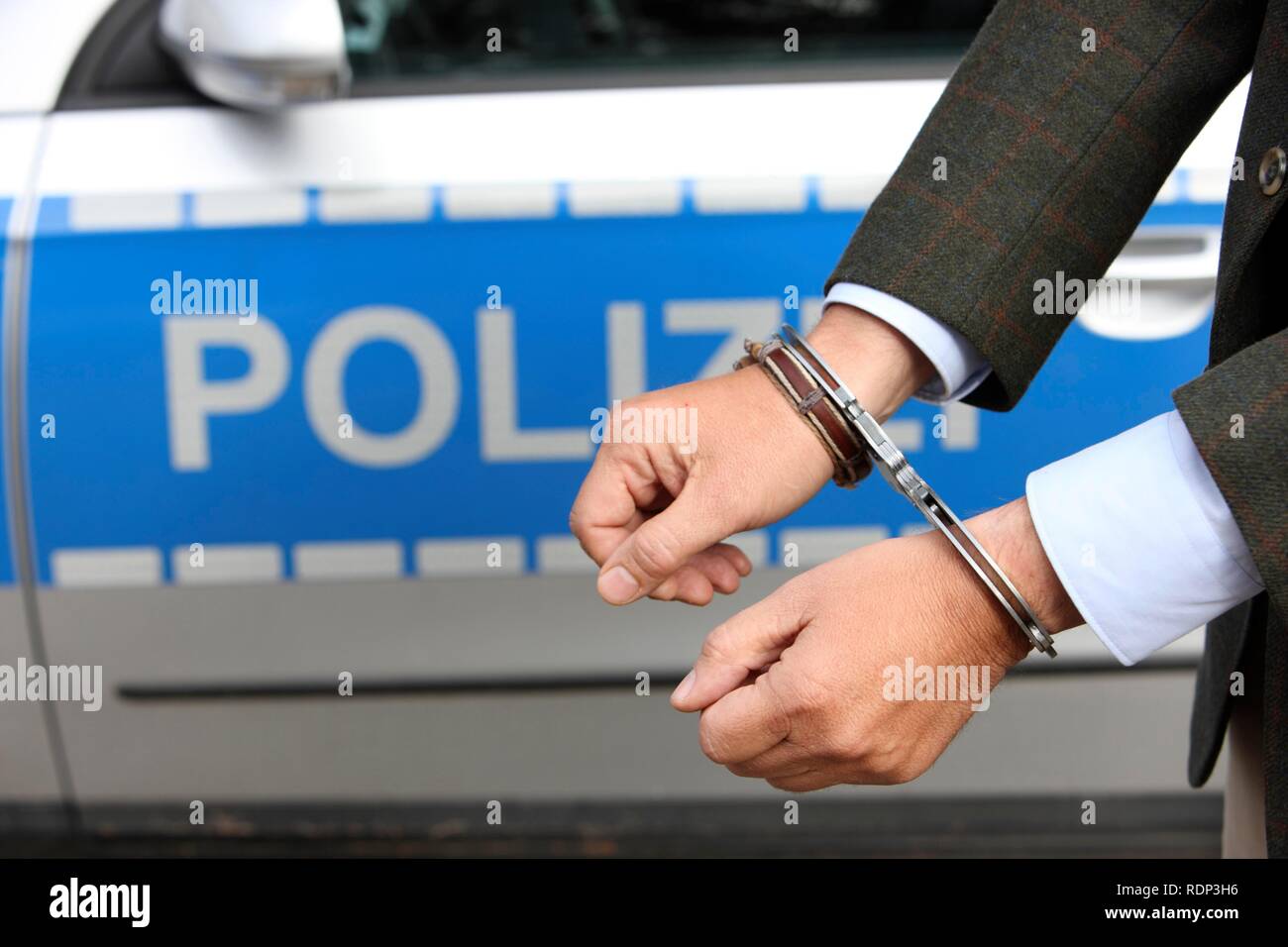 Policewoman handcuffs man -Fotos und -Bildmaterial in hoher Auflösung ...