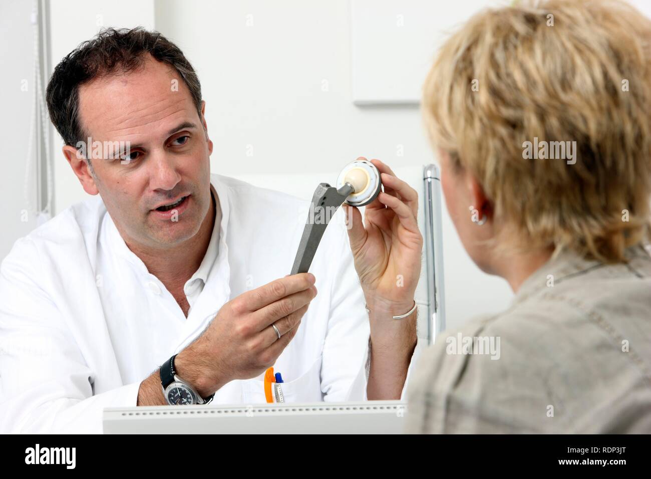 Die medizinische Praxis, Arzt im Gespräch mit einem Patienten, erklärt ...