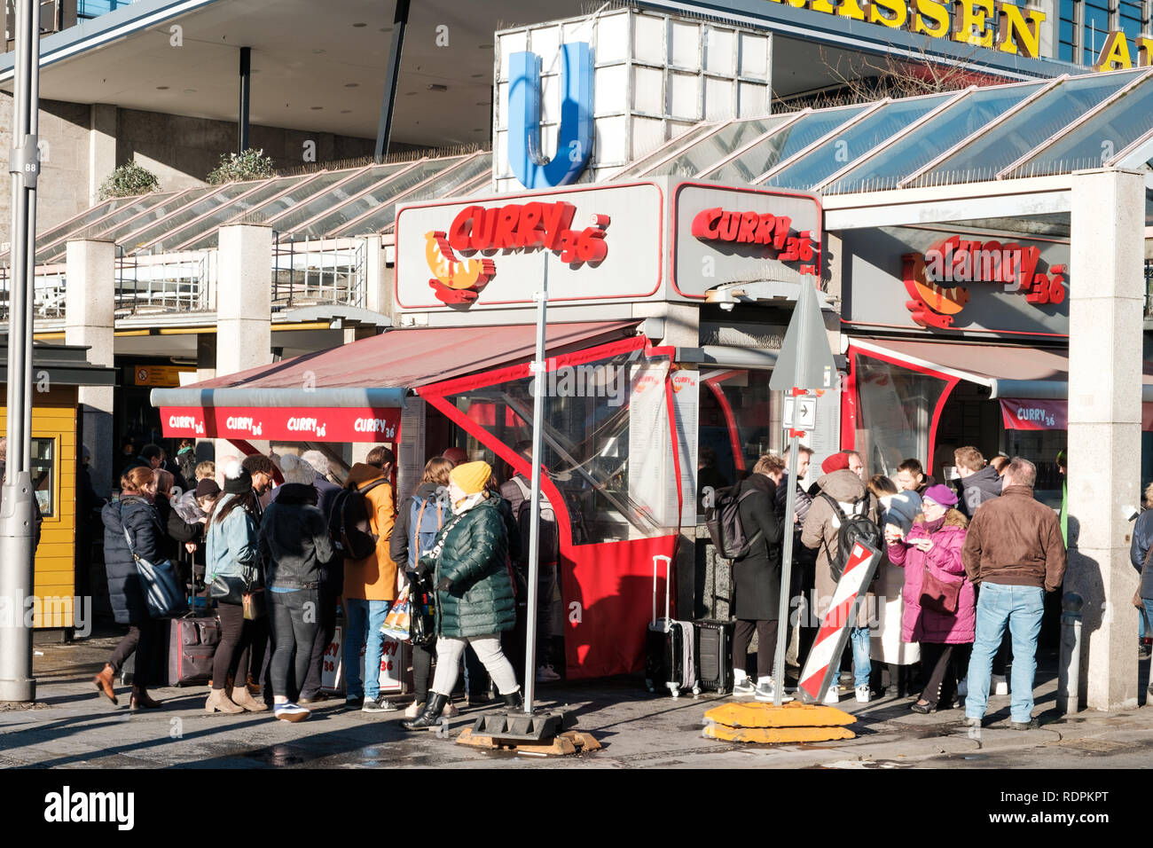 Berlin, Deutschland - Januar 2019: Menschen bei Curry 36, der ...