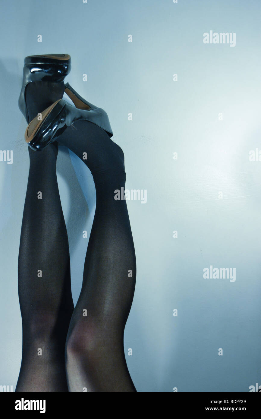 Frauenbeine strumpfhosen -Fotos und -Bildmaterial in hoher Auflösung ...