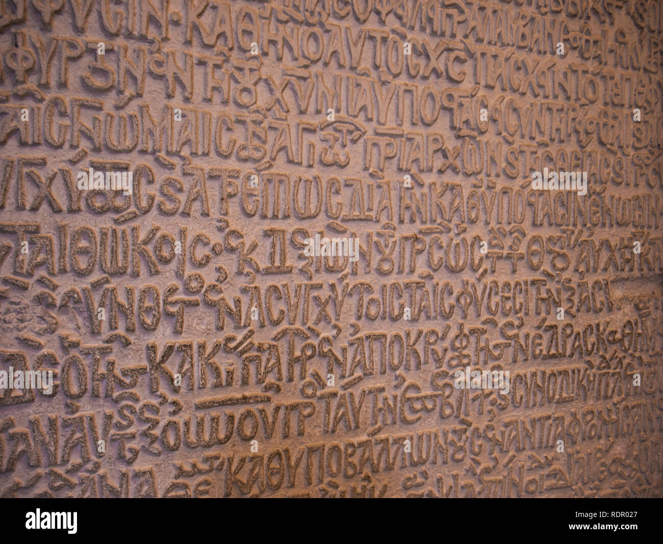 Antike Zeichen in der Entlastung Form auf eine alte Steintafel ...