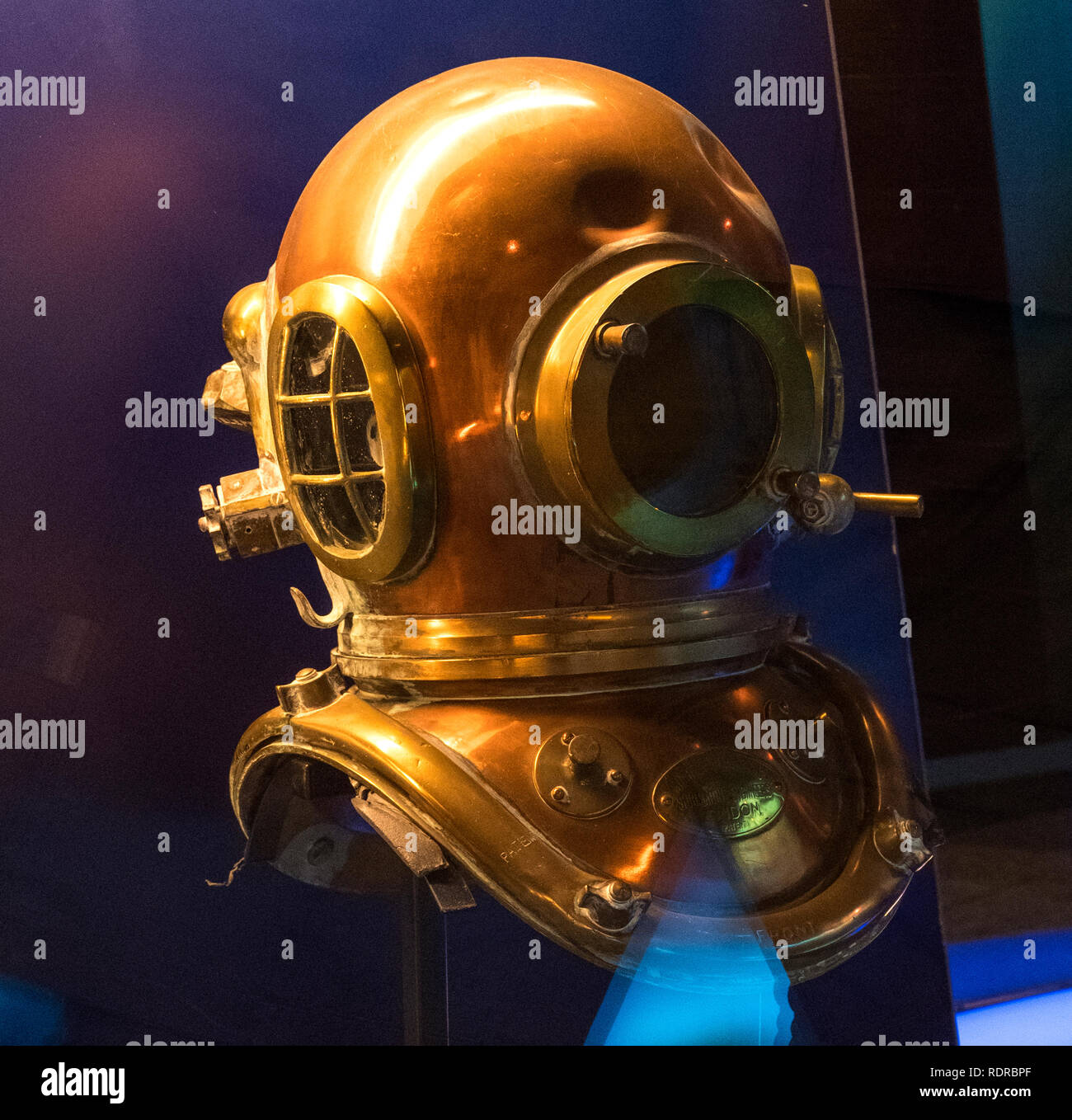 Copper diving helmet -Fotos und -Bildmaterial in hoher Auflösung – Alamy