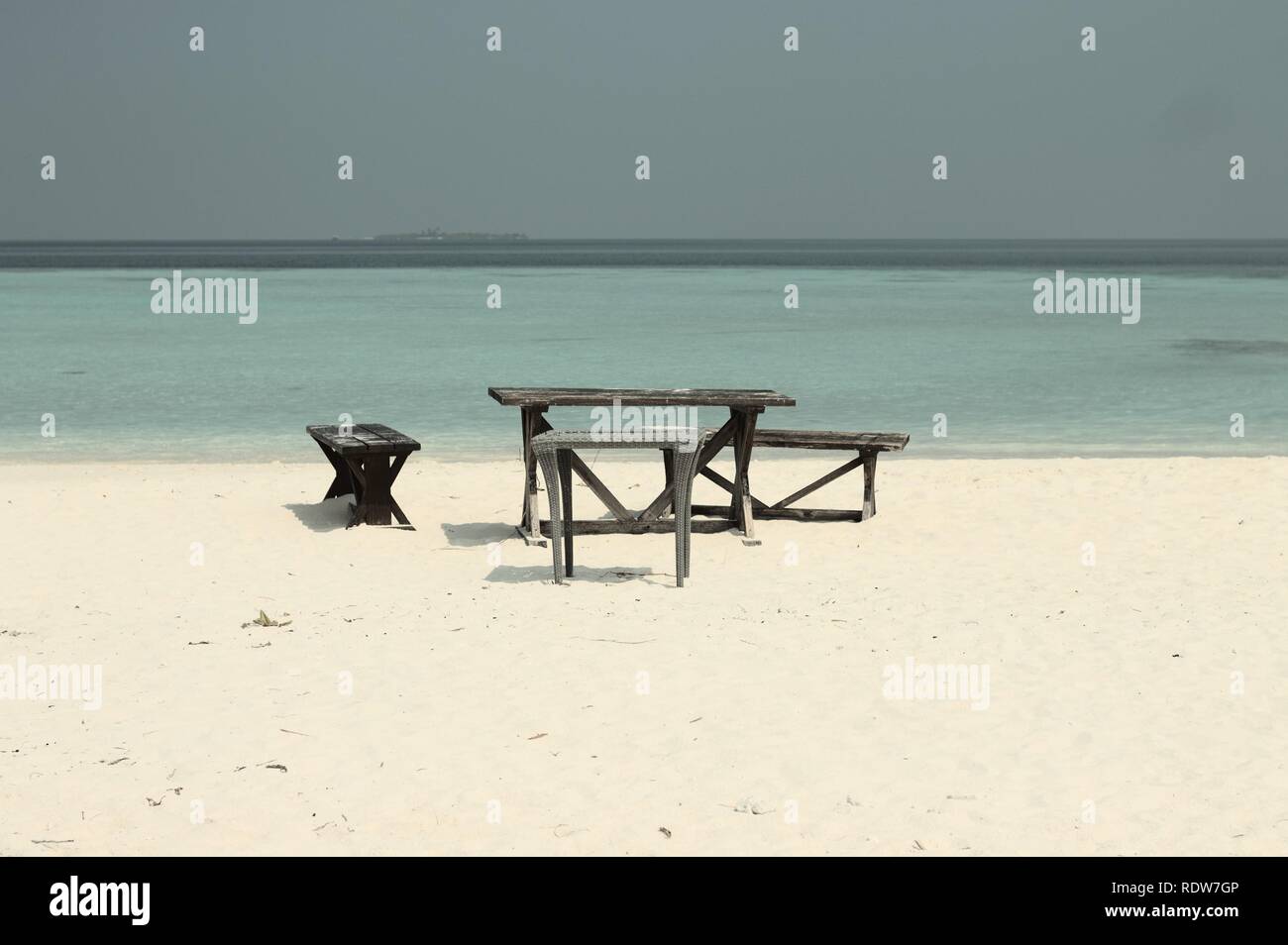 Picknicktische und Bank am Ufer eines Desert Island (Ari Atoll ...