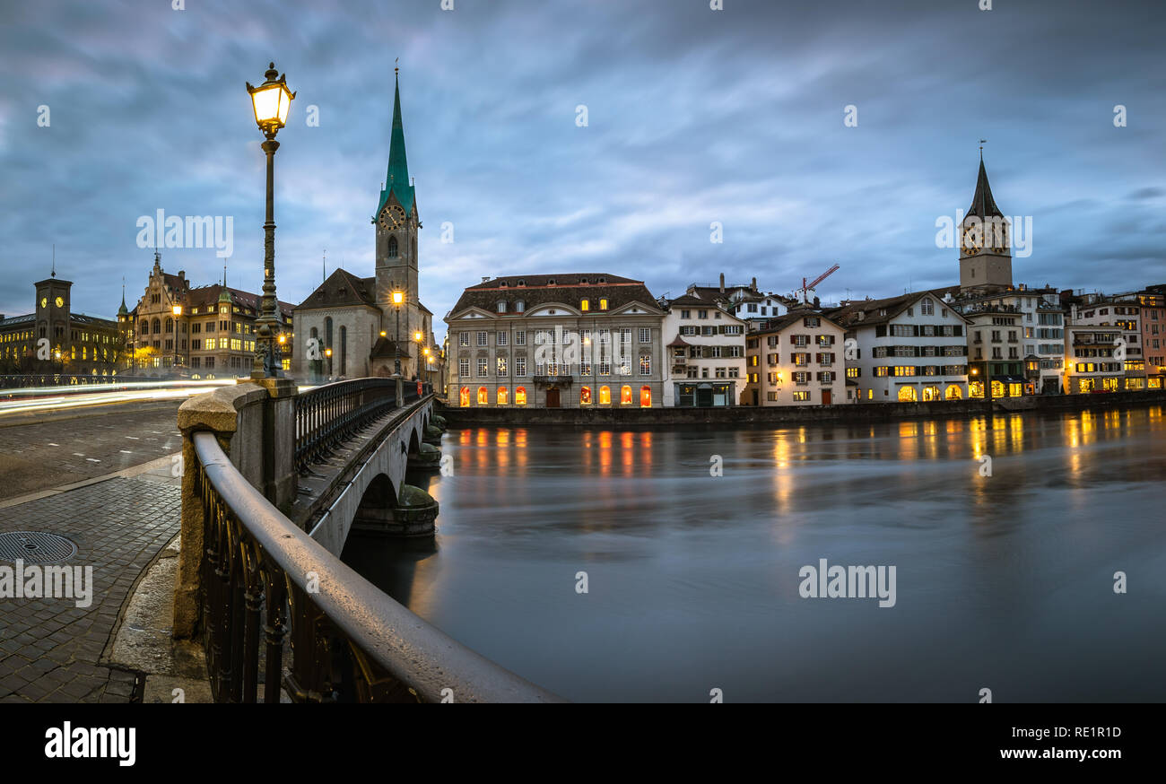Zürich, Schweiz - Blick auf die Altstadt mit der Limmat Stockfotografie ...