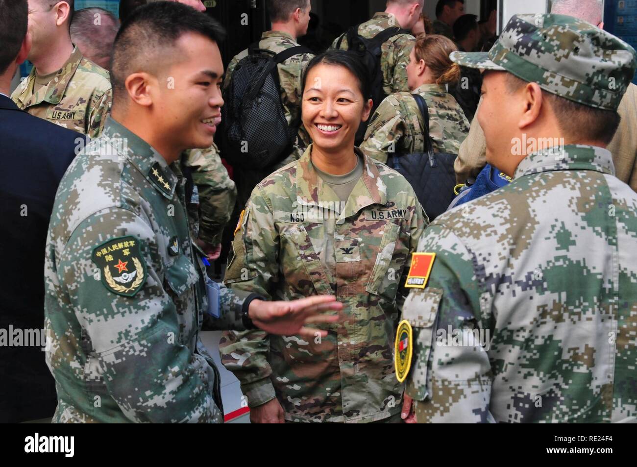 Oberst Danielle Ngo, der Kommandant der 130 Engineer Brigade, teilt ein ...