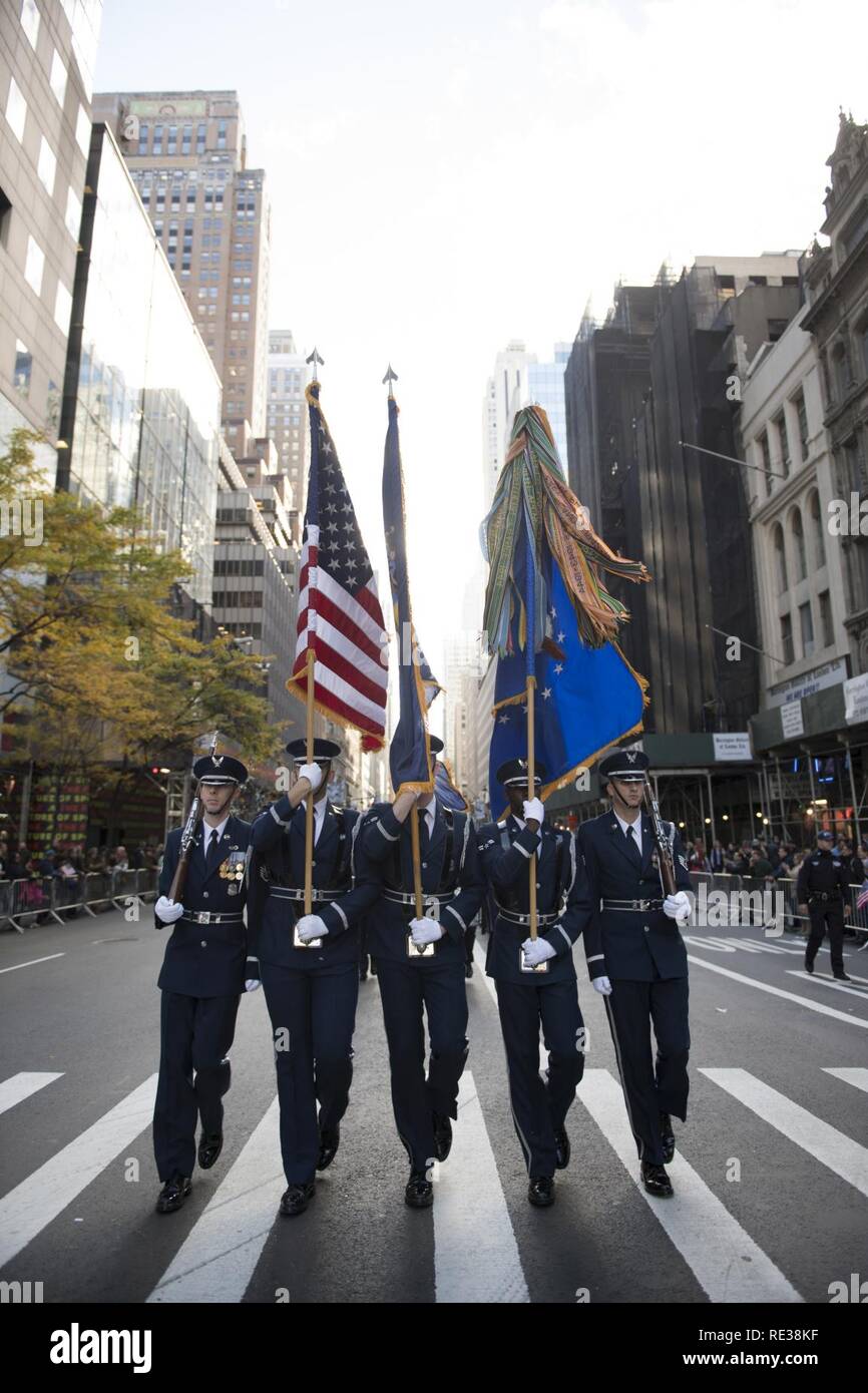 Die Air Force Ehrengarde führt die United States Air Force am Veterans ...