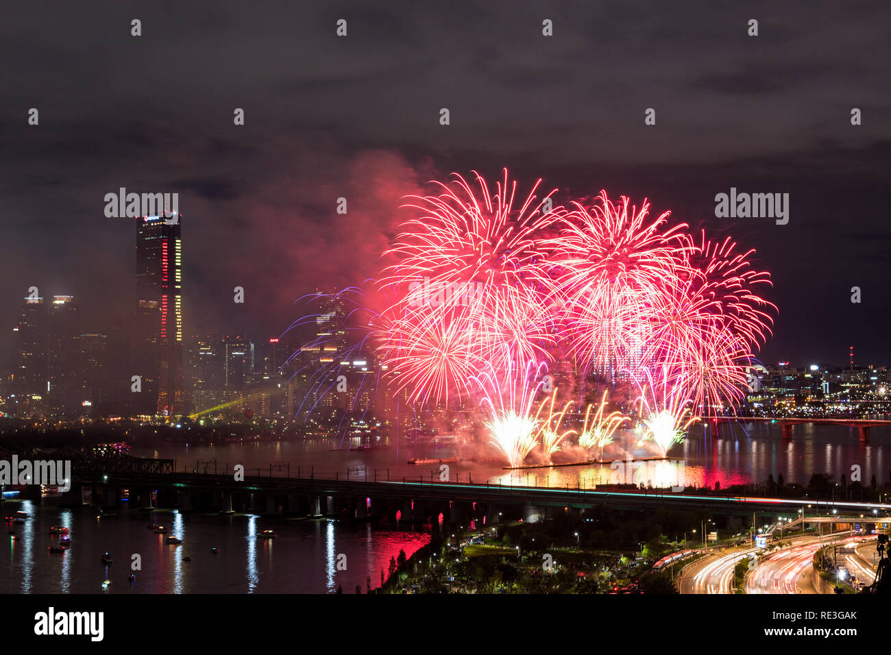 Seoul Fireworks Festival in Han River Stockfotografie - Alamy