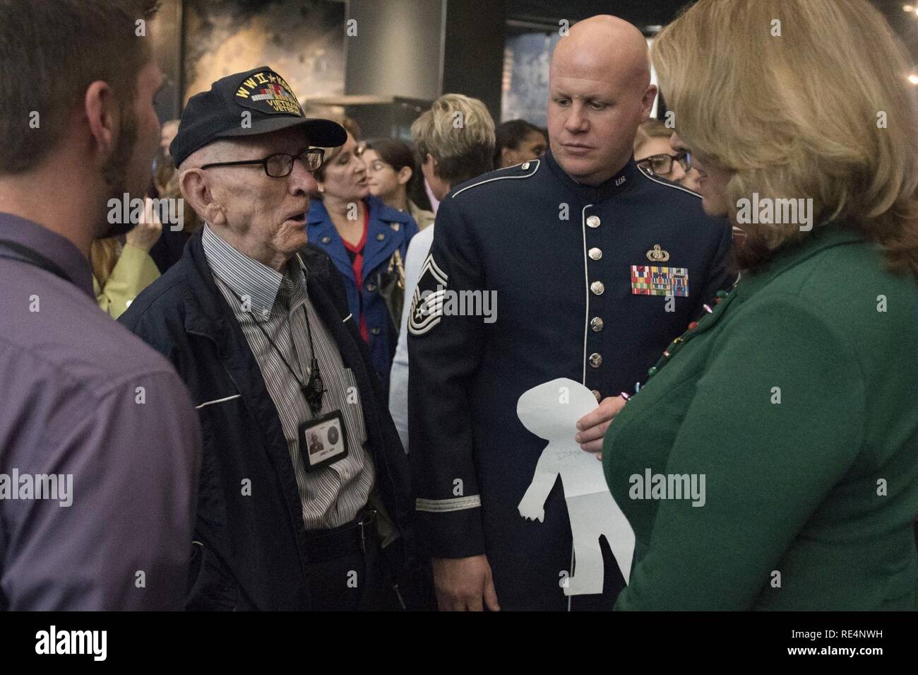Sekretär der Air Force Deborah Lee James spricht mit militärischen ...