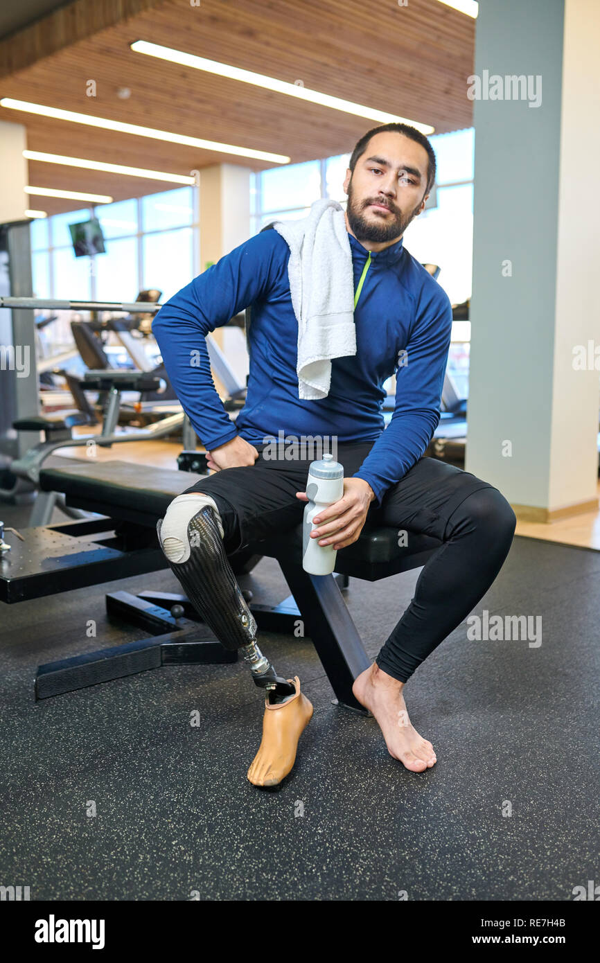 Portrait von jungen behinderten Menschen mit amputierten Bein sitzen ...