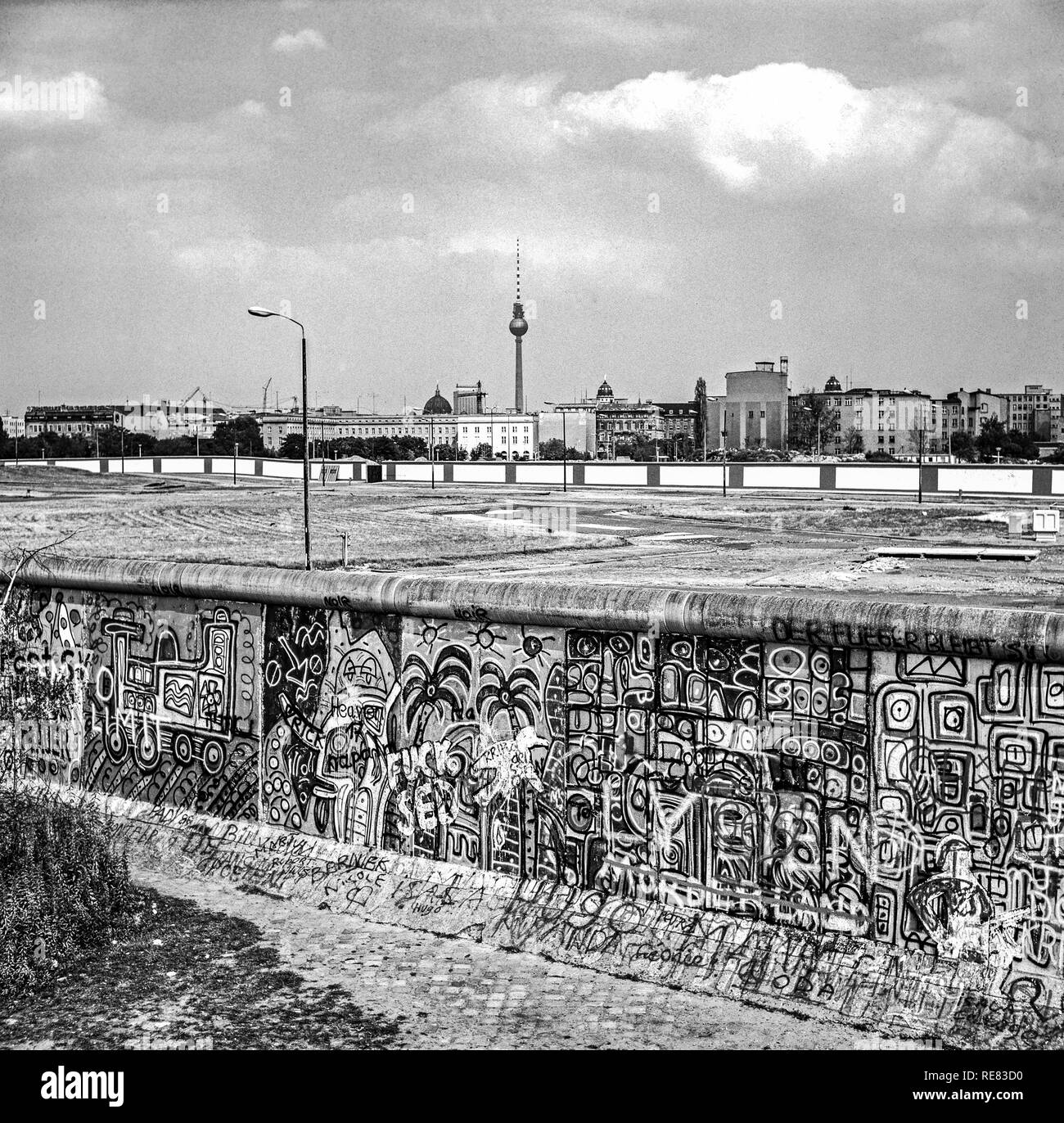 August 1986, Berliner Mauer graffitis am Potsdamer Platz mit Blick auf ...