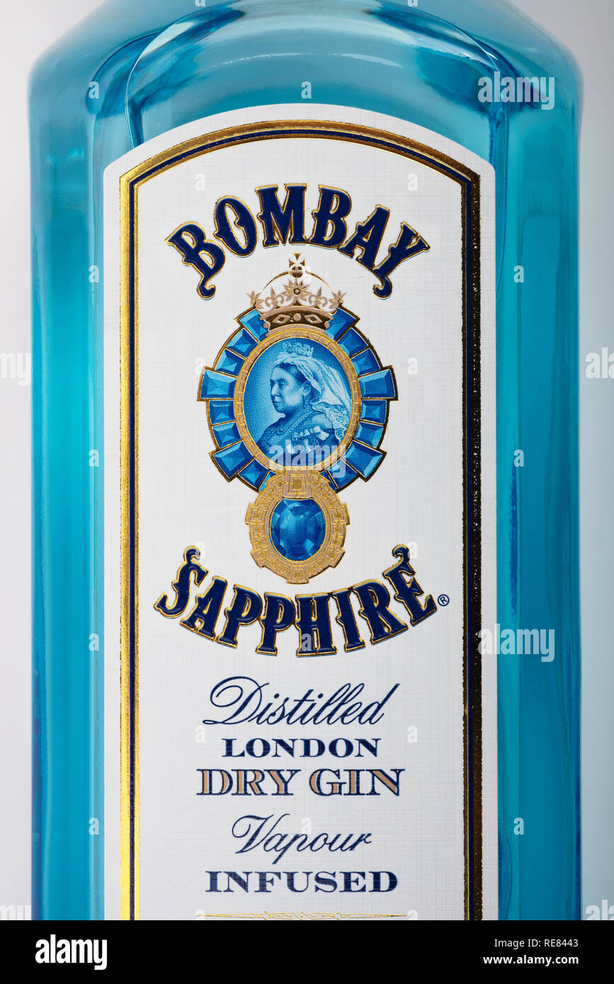Flasche bombay sapphire gin -Fotos und -Bildmaterial in hoher Auflösung ...