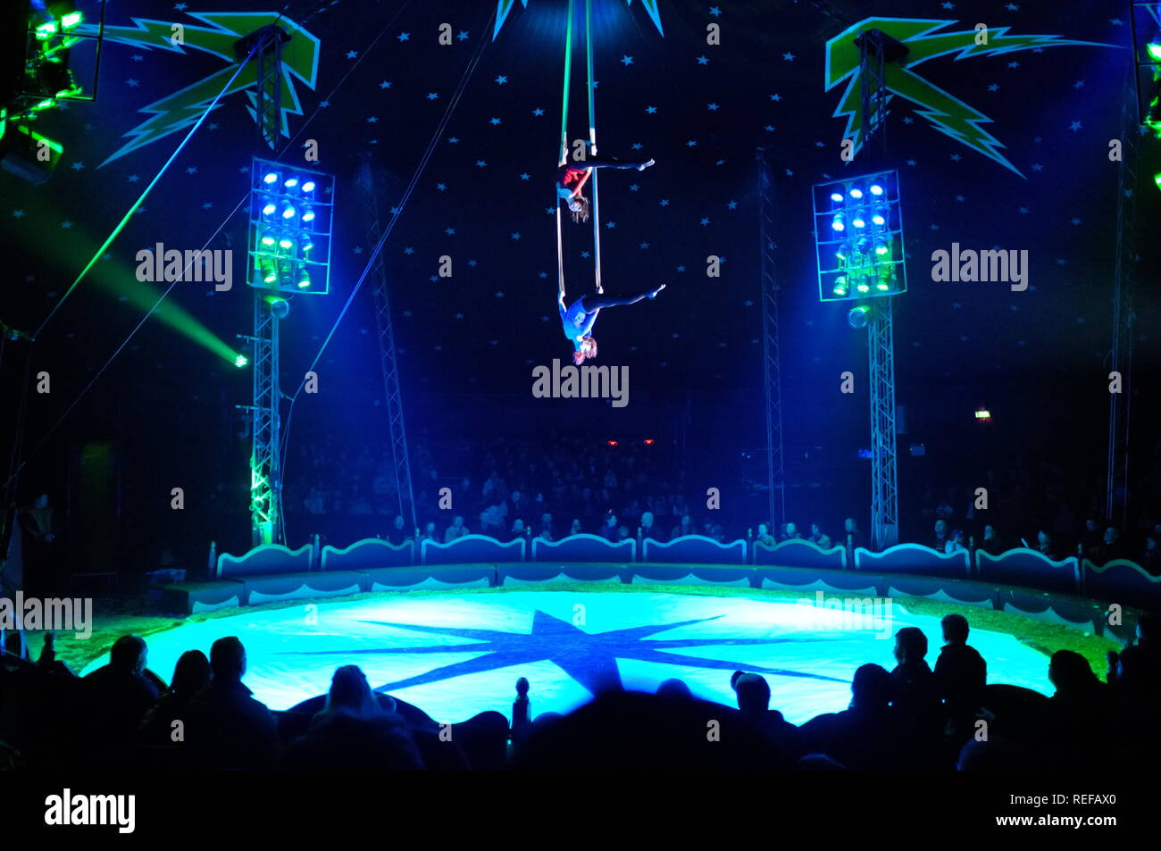 Acrobats And Circus Stockfotos und -bilder Kaufen - Alamy