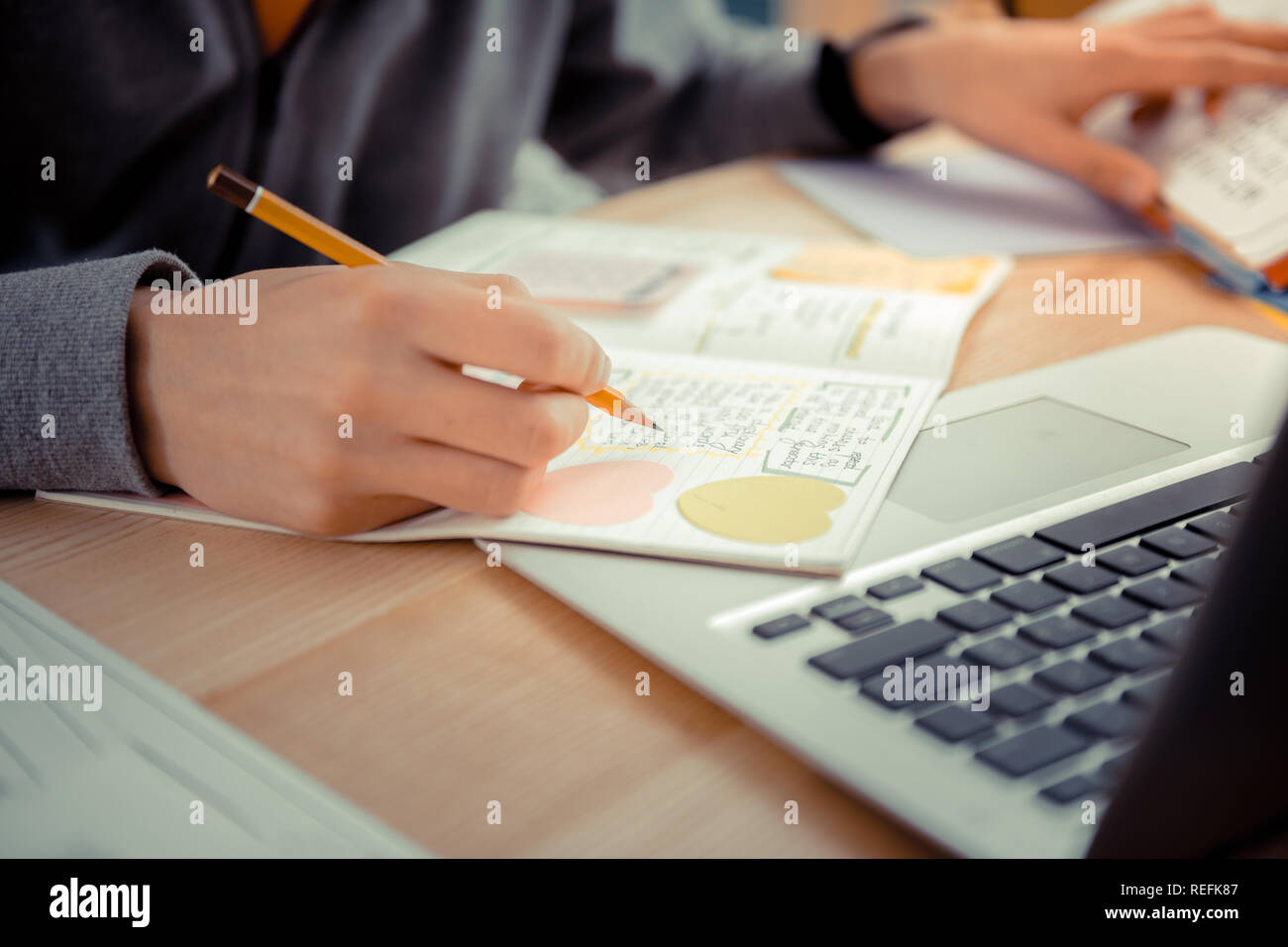 Schreiben auf jeans -Fotos und -Bildmaterial in hoher Auflösung – Alamy