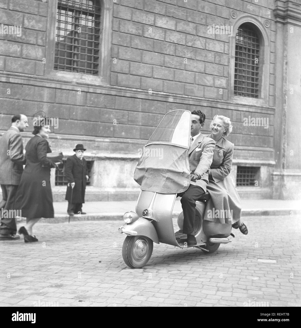 Paar in italien in den 1950er jahren -Fotos und -Bildmaterial in hoher ...