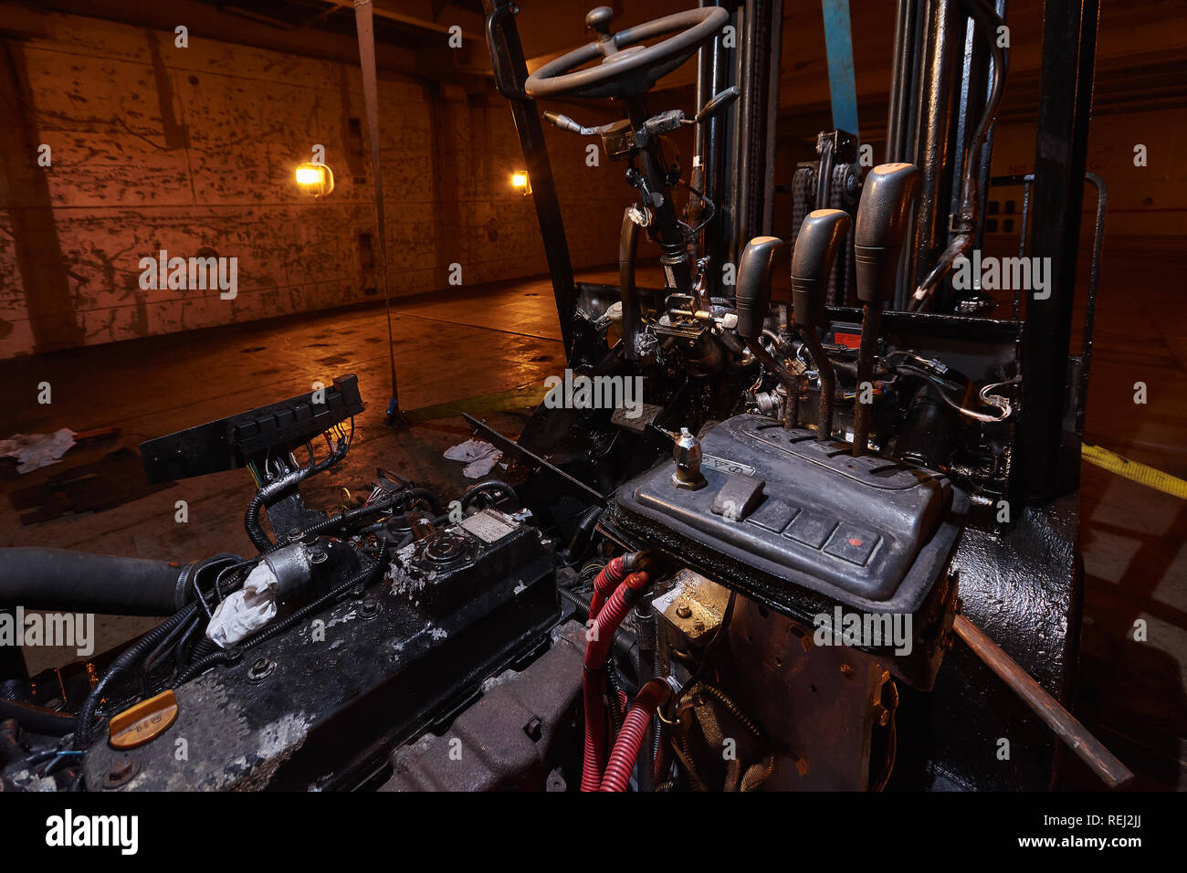 Gabelstapler reparieren. Professionellen Service. Auto heben. Lager ...