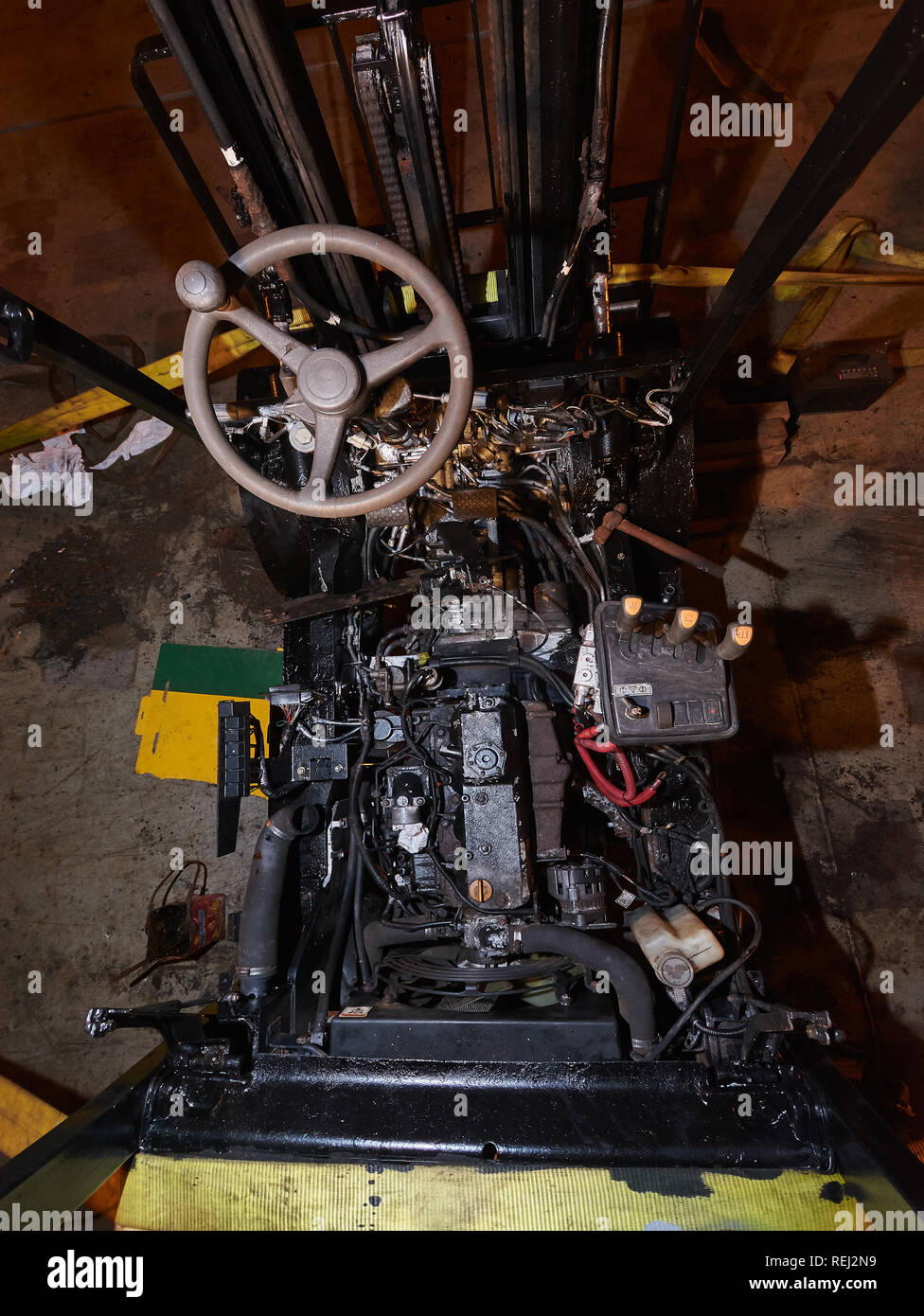 Gabelstapler reparieren. Professionellen Service. Auto heben. Lager ...