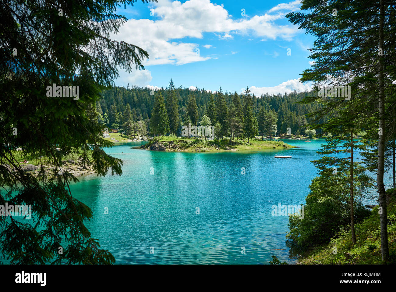 Panorama des Caumasees - Caumasee im Juni, bei Flims, im Graubünden ...