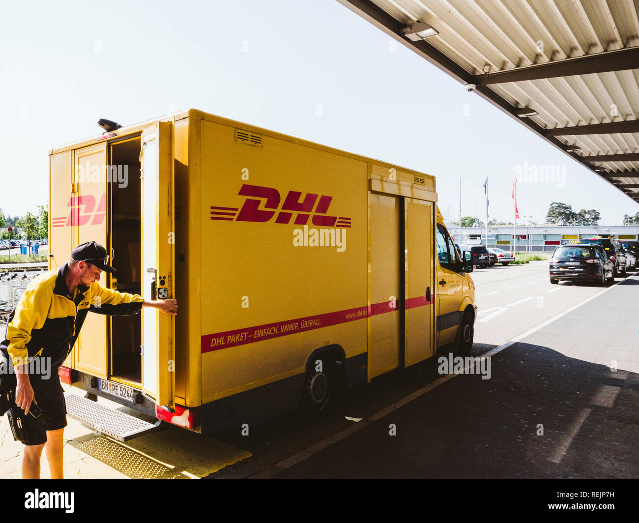 Dhl paket liefermann -Fotos und -Bildmaterial in hoher Auflösung – Alamy