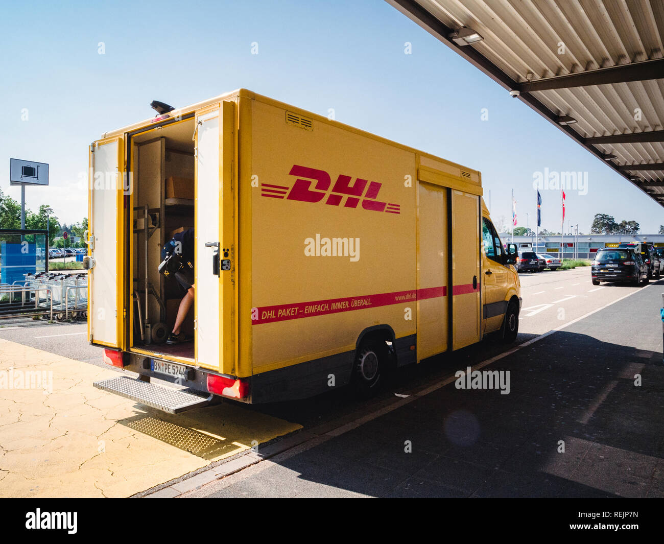Dhl Package Packet Stockfotos und -bilder Kaufen - Alamy