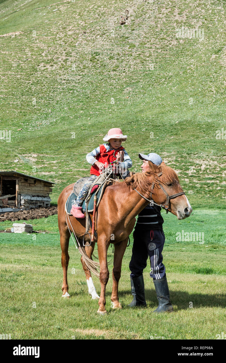Tochter reitet auf dem pferd -Fotos und -Bildmaterial in hoher ...