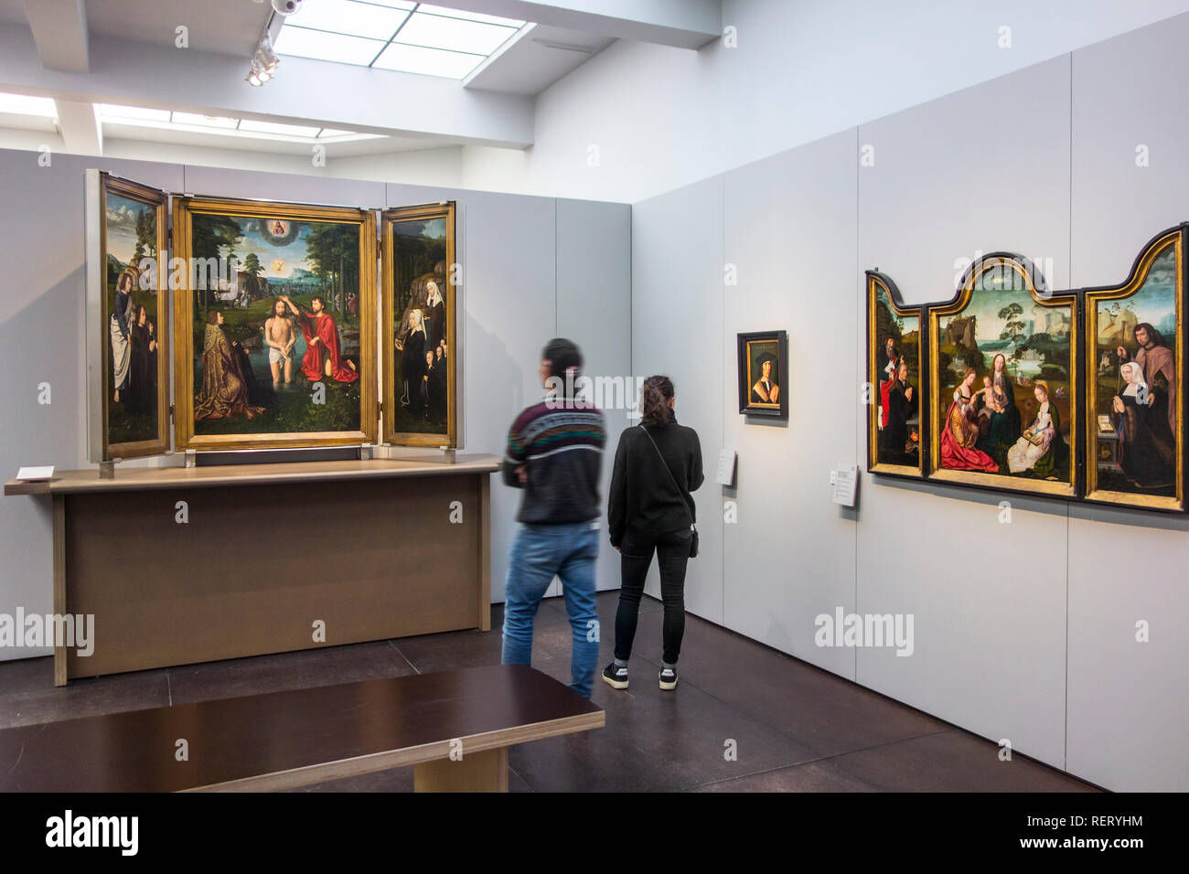 Die Besucher, die im Triptychon von Jean des Trompes von Gerard David ...