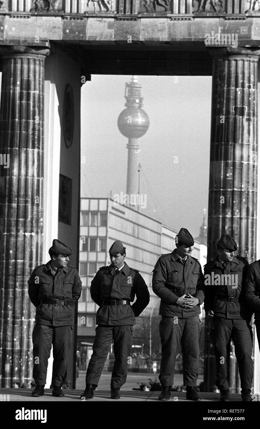 Fall der Berliner Mauer vor dem Brandenburger Tor, Berlin ...